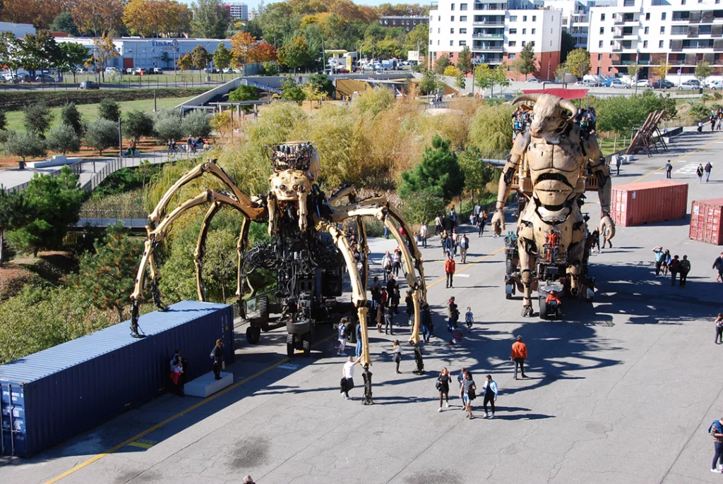 The Giant Runway – Halle de la machine